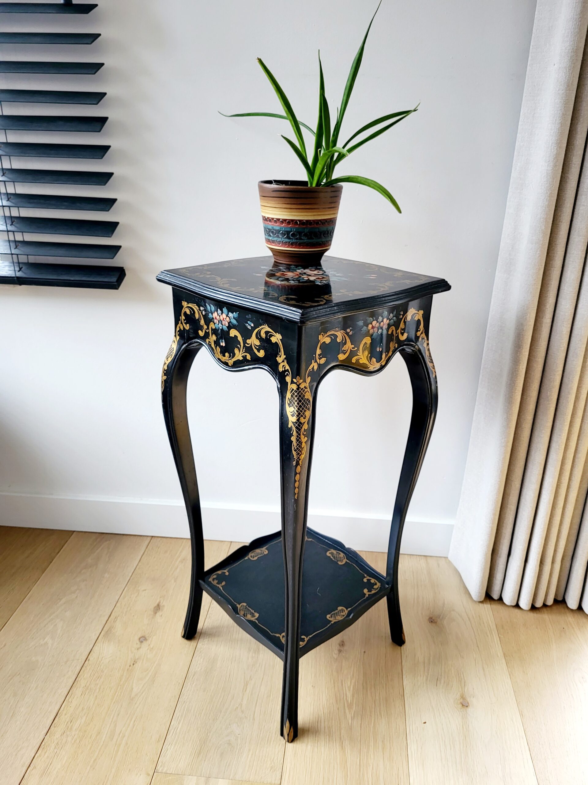 Vintage hoog bijzettafeltje of plantentafel, zwart laqué, versierd met ...