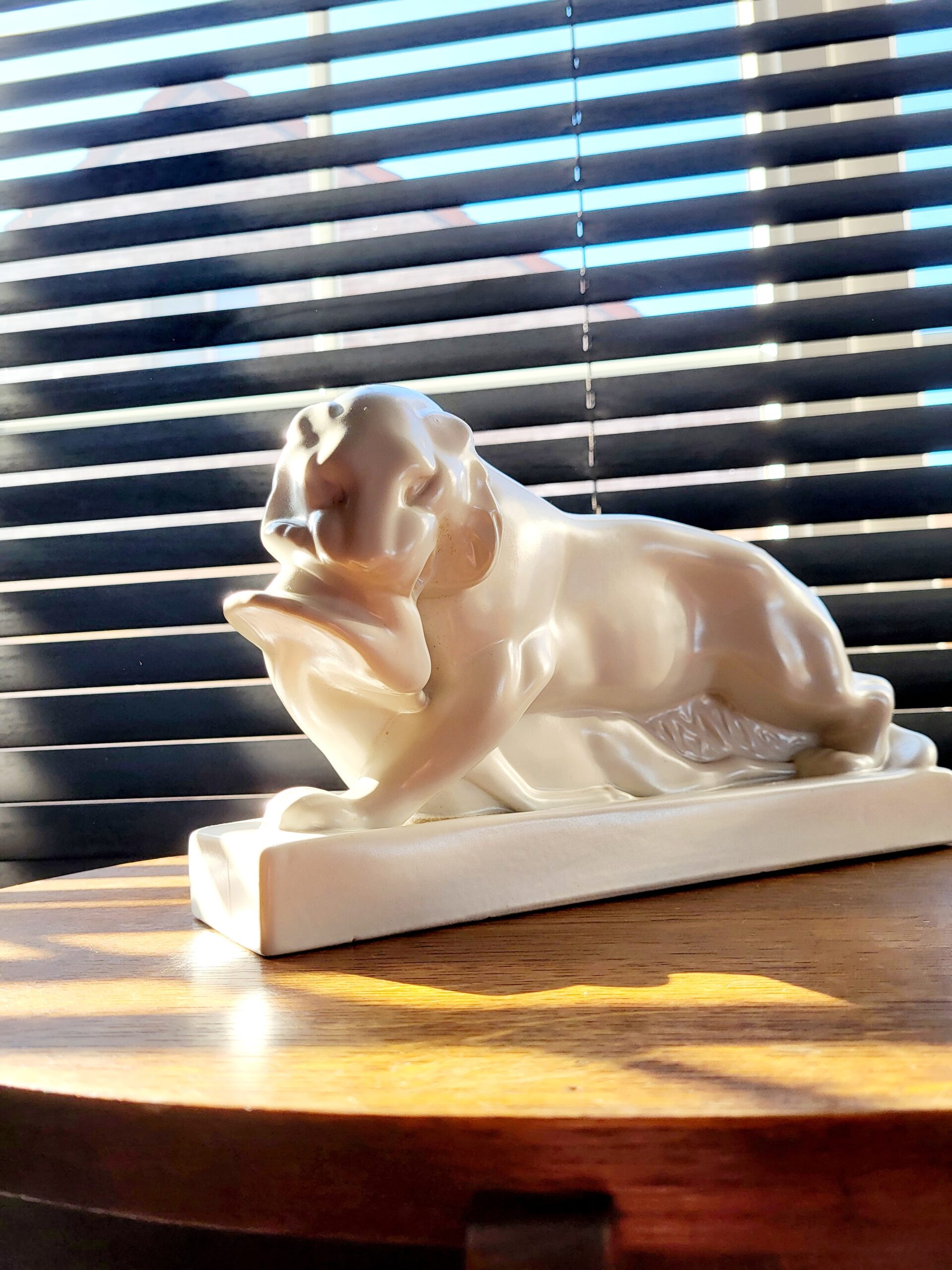Art Deco wit beeld ceramic, tijger met gazelle, John Skeaping, Wedgwood ...